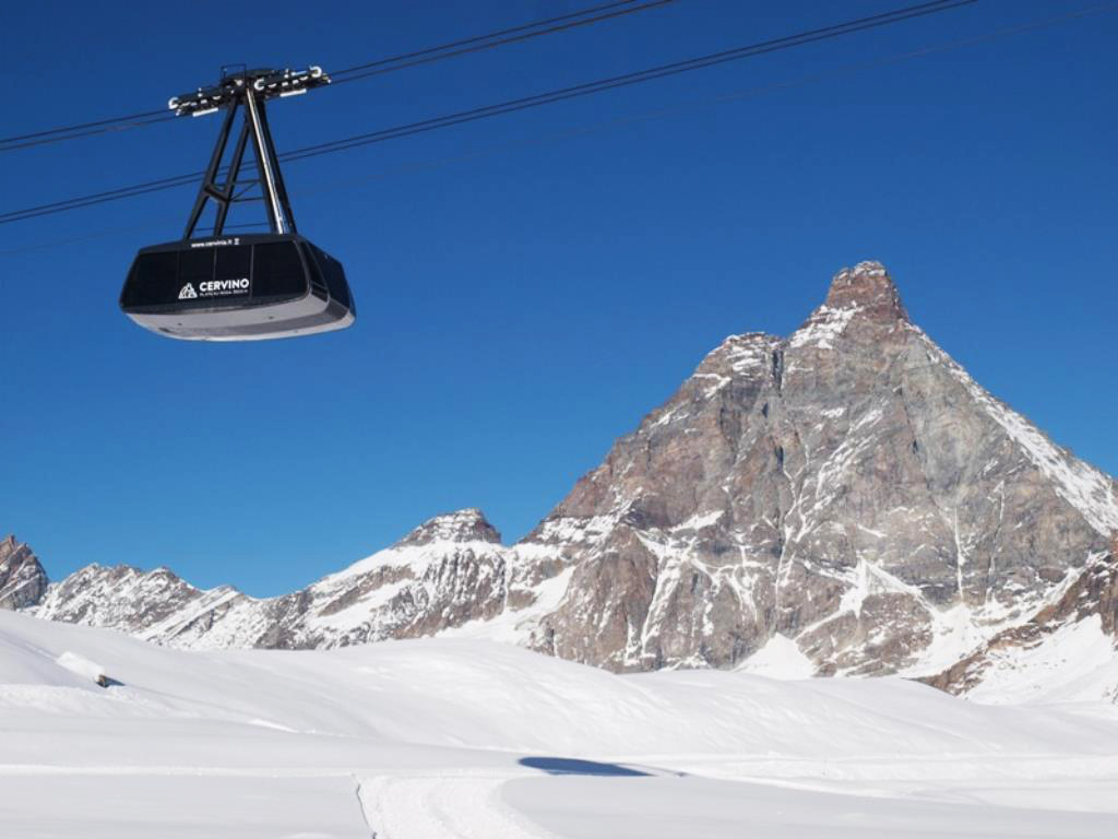 Cervinia-cable-car-and-the-mighty-Matterhorn-2- Snowboard.gr
